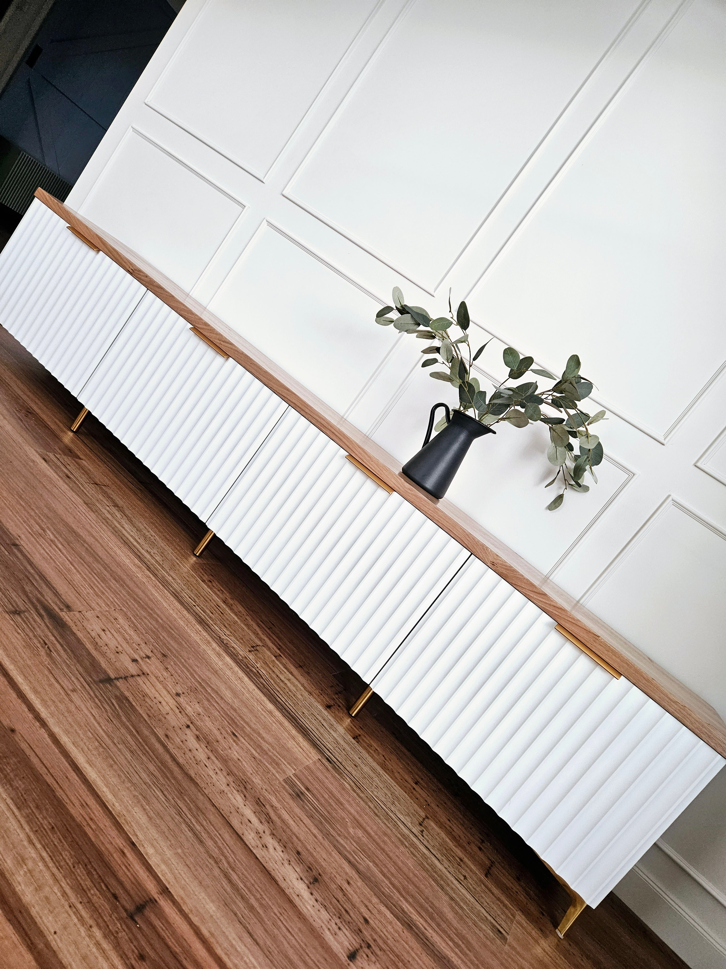 White Fluted TV unit with solid timber Top – Catwalk Furniture